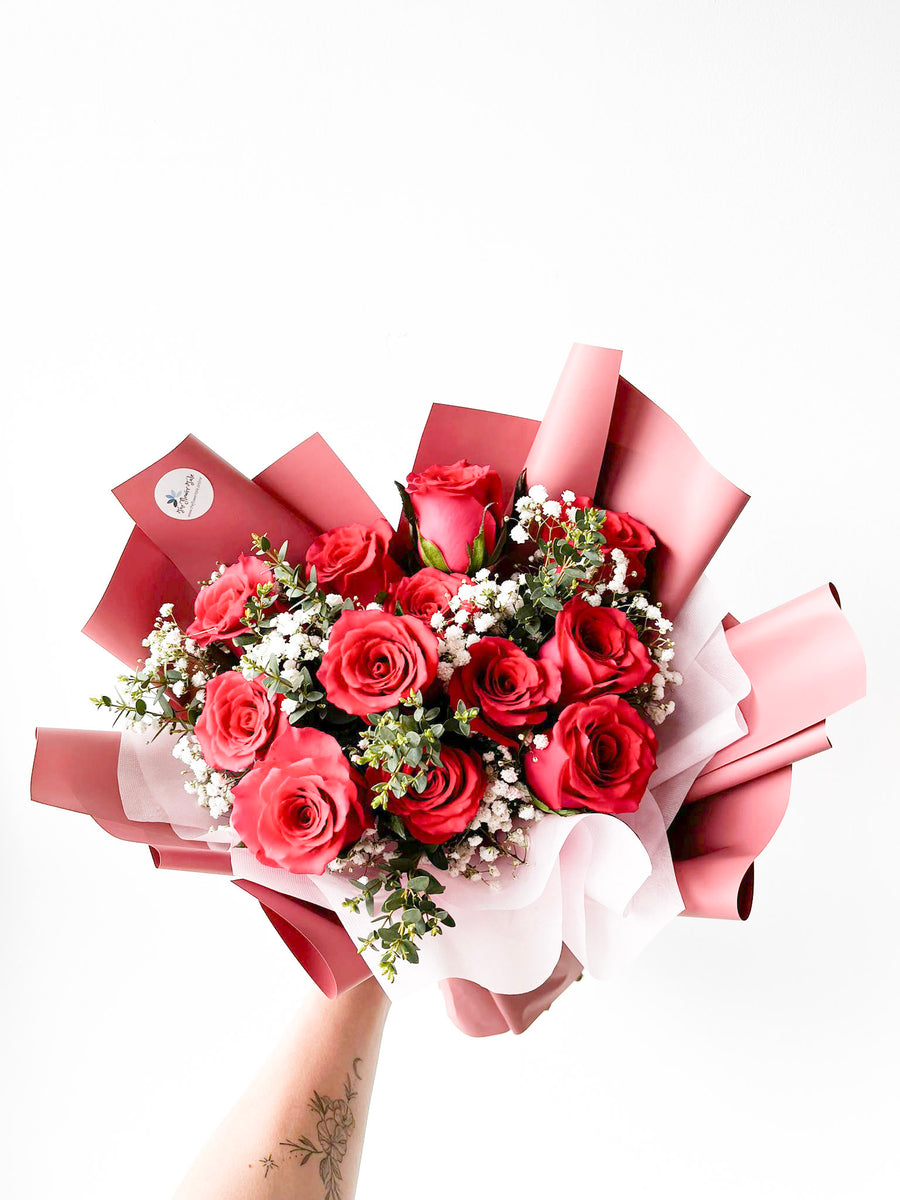 Maeve- 12 stalks Dark Shocking Pink roses – The Flower Tale