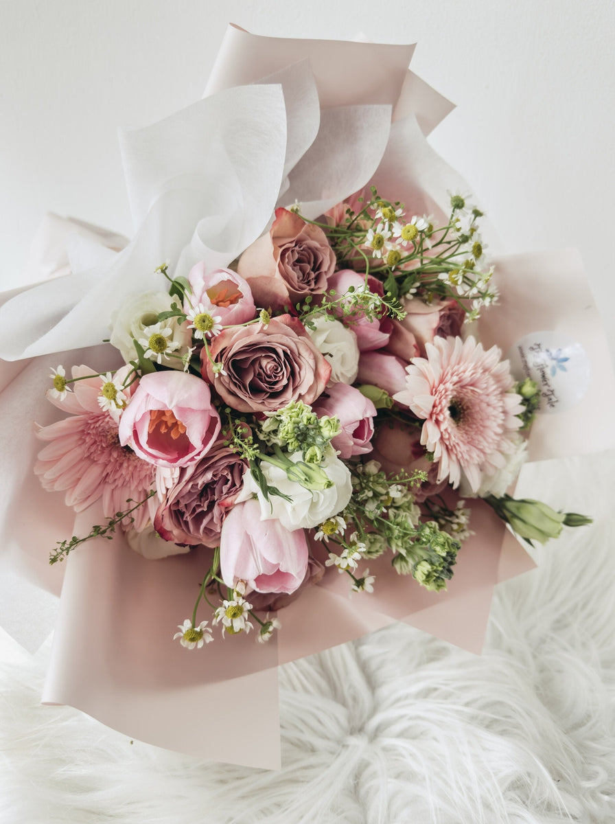 Cordelia- 16 Stalks Mixed Roses & Tulips – The Flower Tale